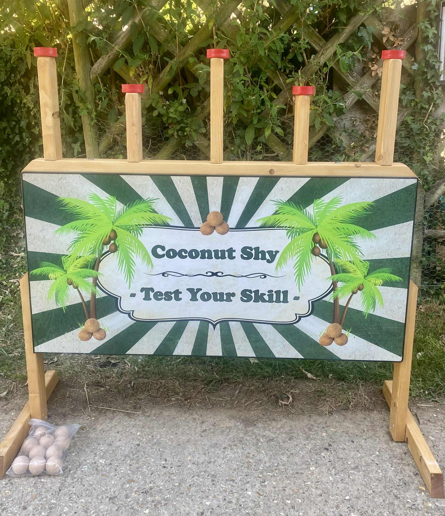 Coconut Shy – Retro Carnival Games